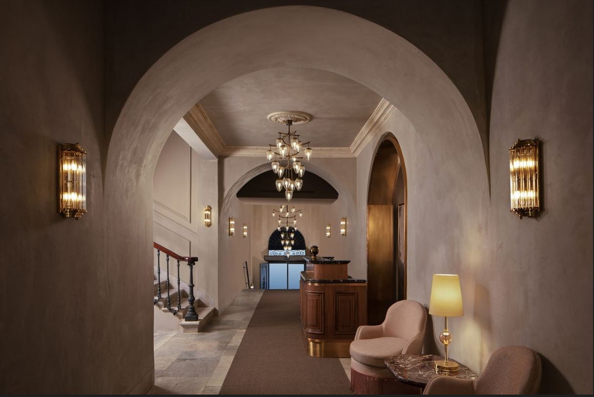 Gallery | Adahan Decamondo Pera Autograph Collection